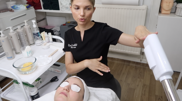 How to do a Professional Facial: 10 Step of Facial Treatment
